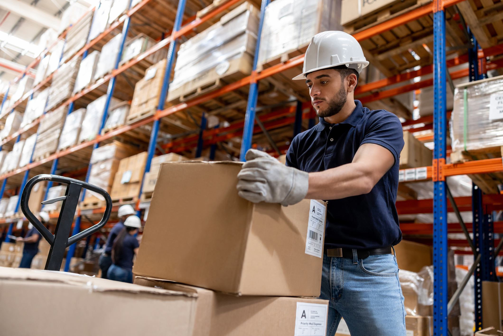 Normy dźwigania w pracy – limity dla kobiet i mężczyzn